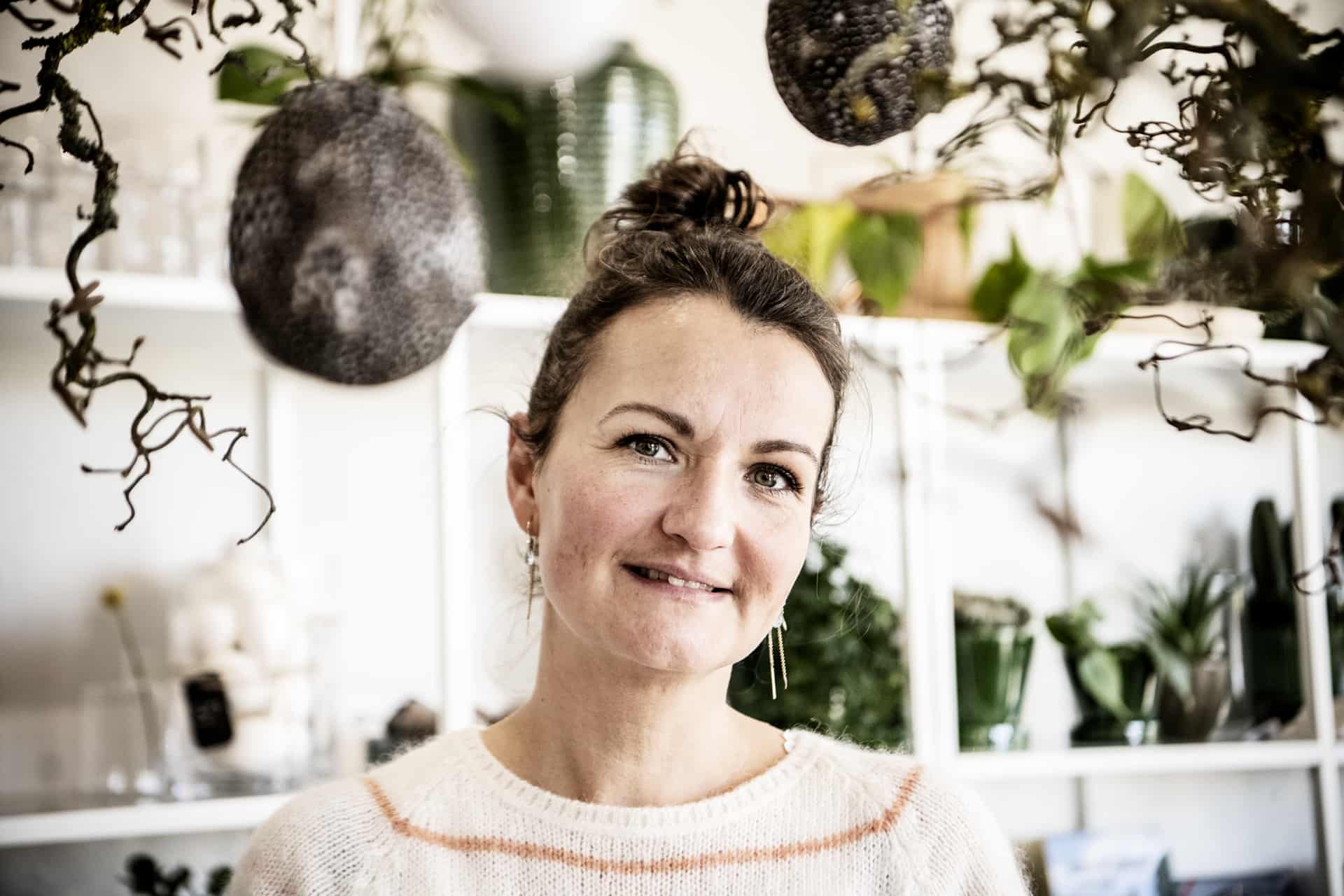Blomster til bedstemor og veninden: Rebekka har travlt med blomster ud ...