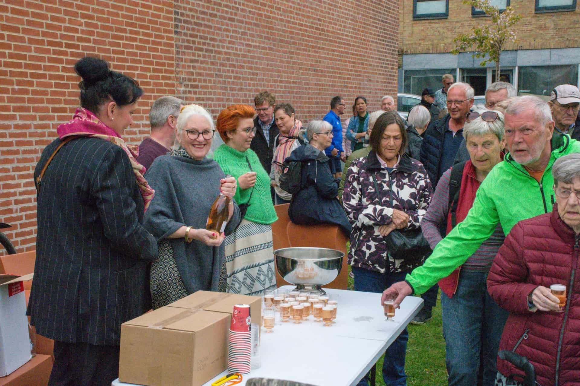 Kæmpe-sommerfugle i byhaven: Fransk kunstner vandt mange hjerter med ...