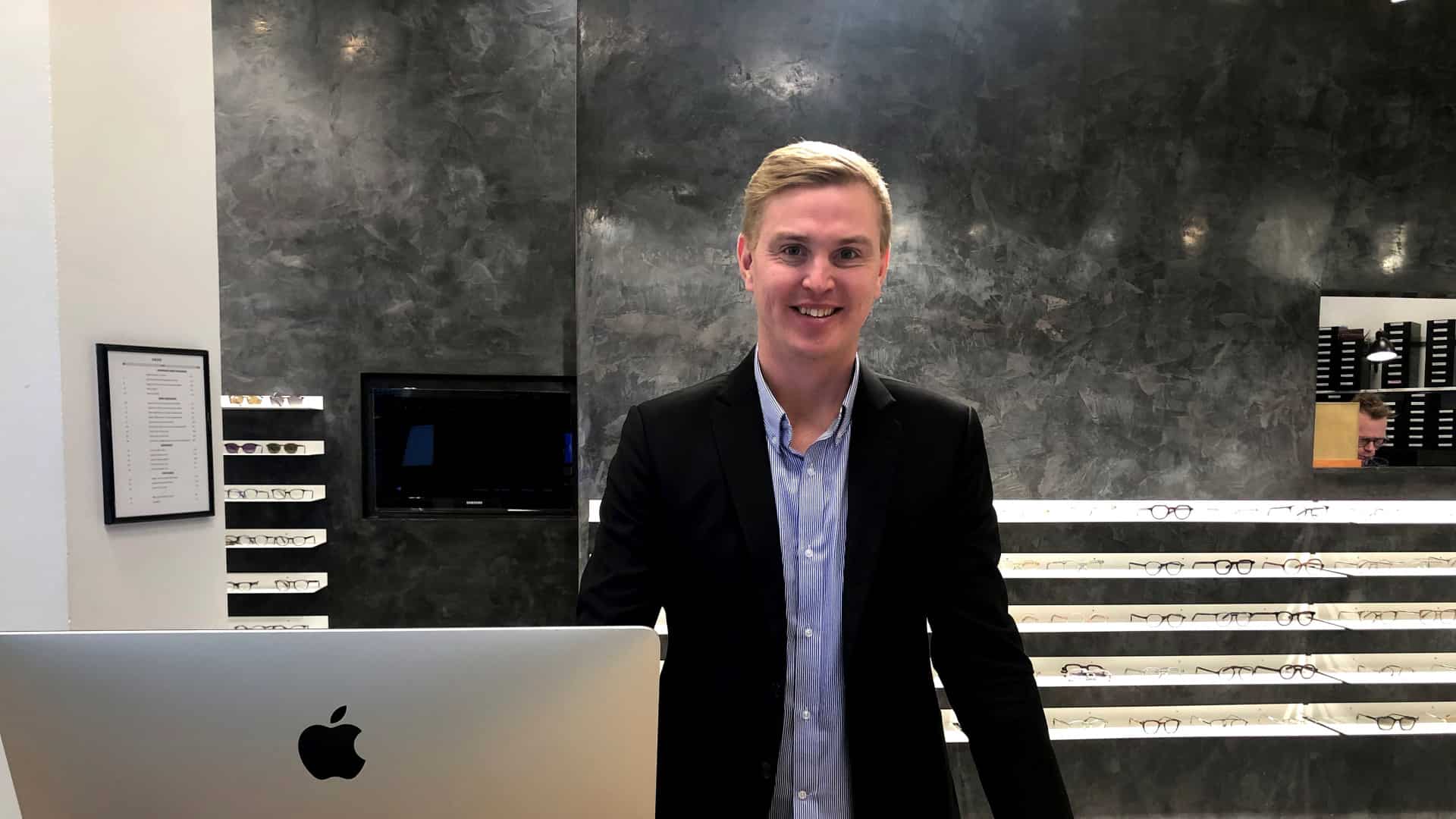 Bag disken: Mads flyver en tur, når han ikke sælger briller | ugeavisen.dk