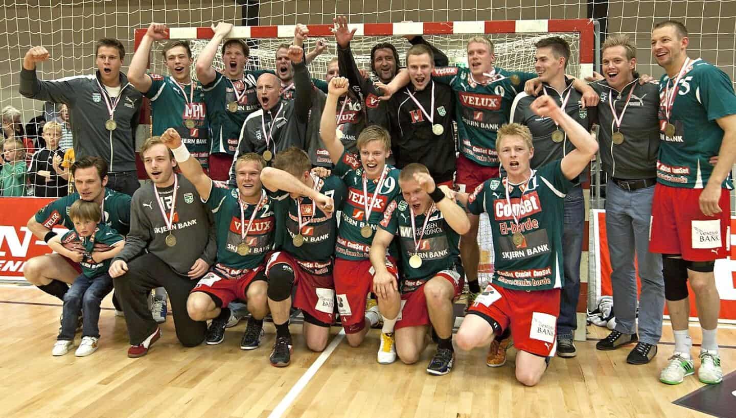 Se billeder af DM-bronzevinderne fra Skjern Håndbold | dbrs.dk