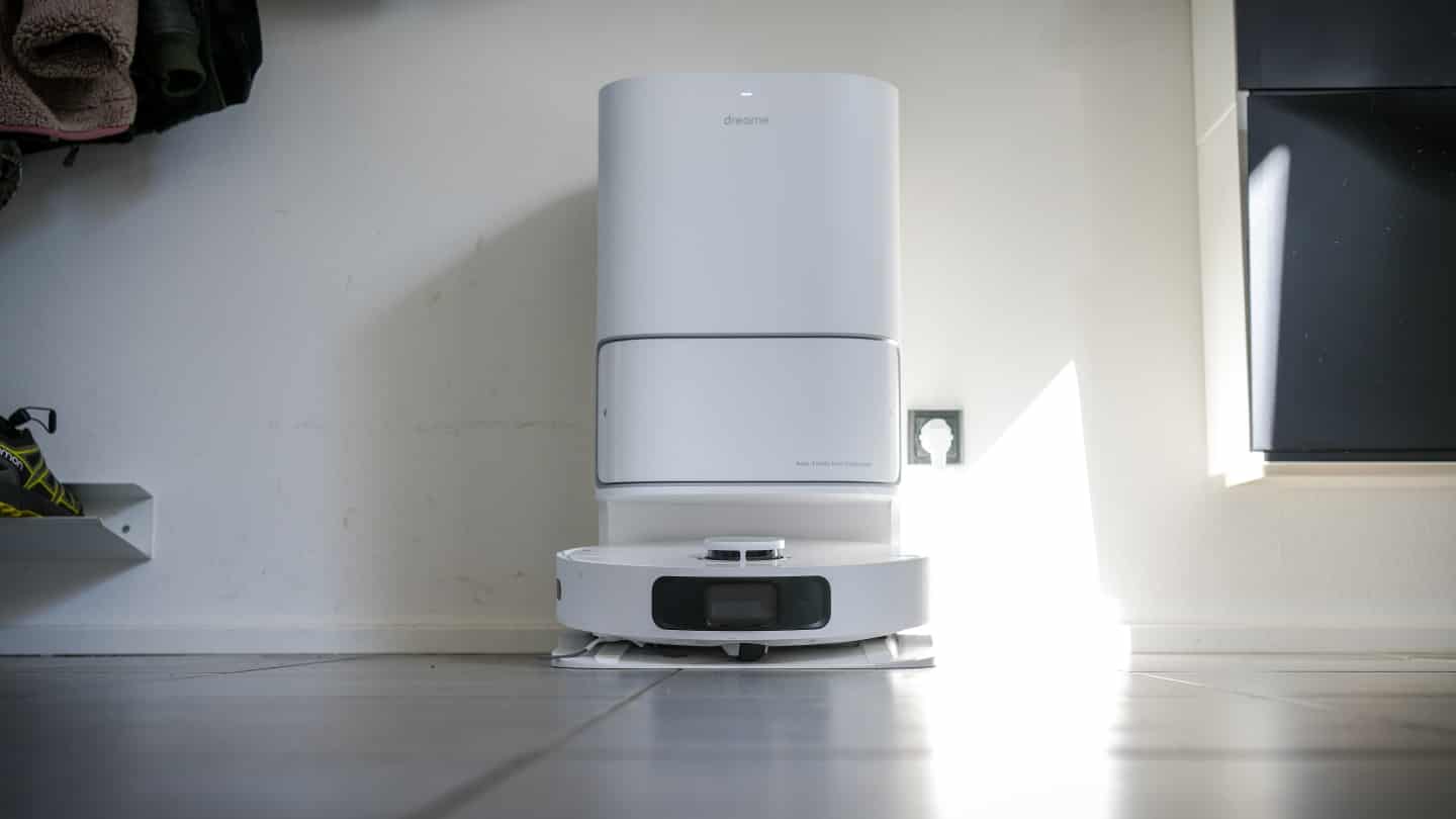 Test: Dreambot L10 Ultra både støvsuger og vasker gulvet, mens den ...
