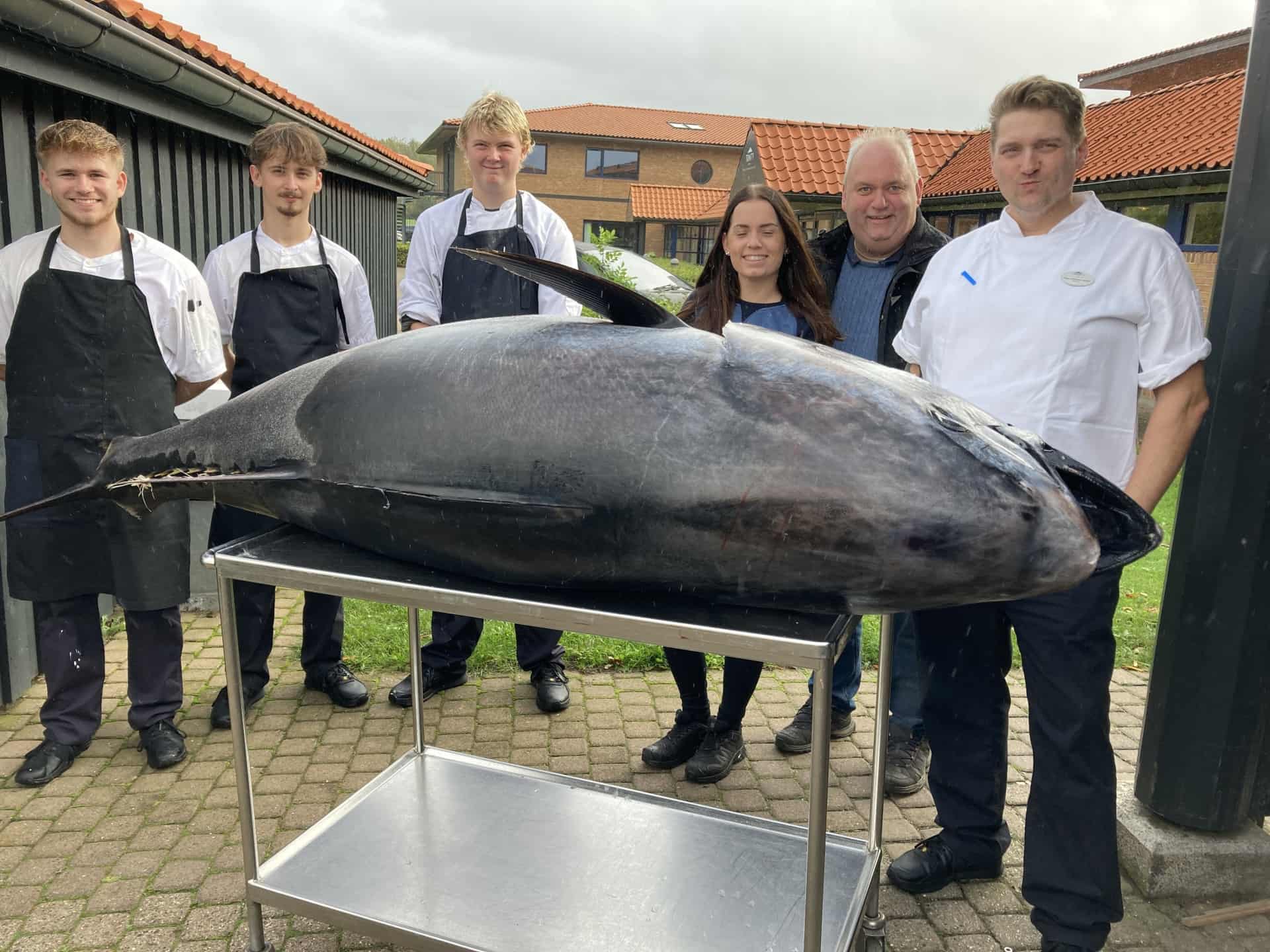 Derfor skulle der en kvinde og fem mand til at løfte én fisk: Så mange ...