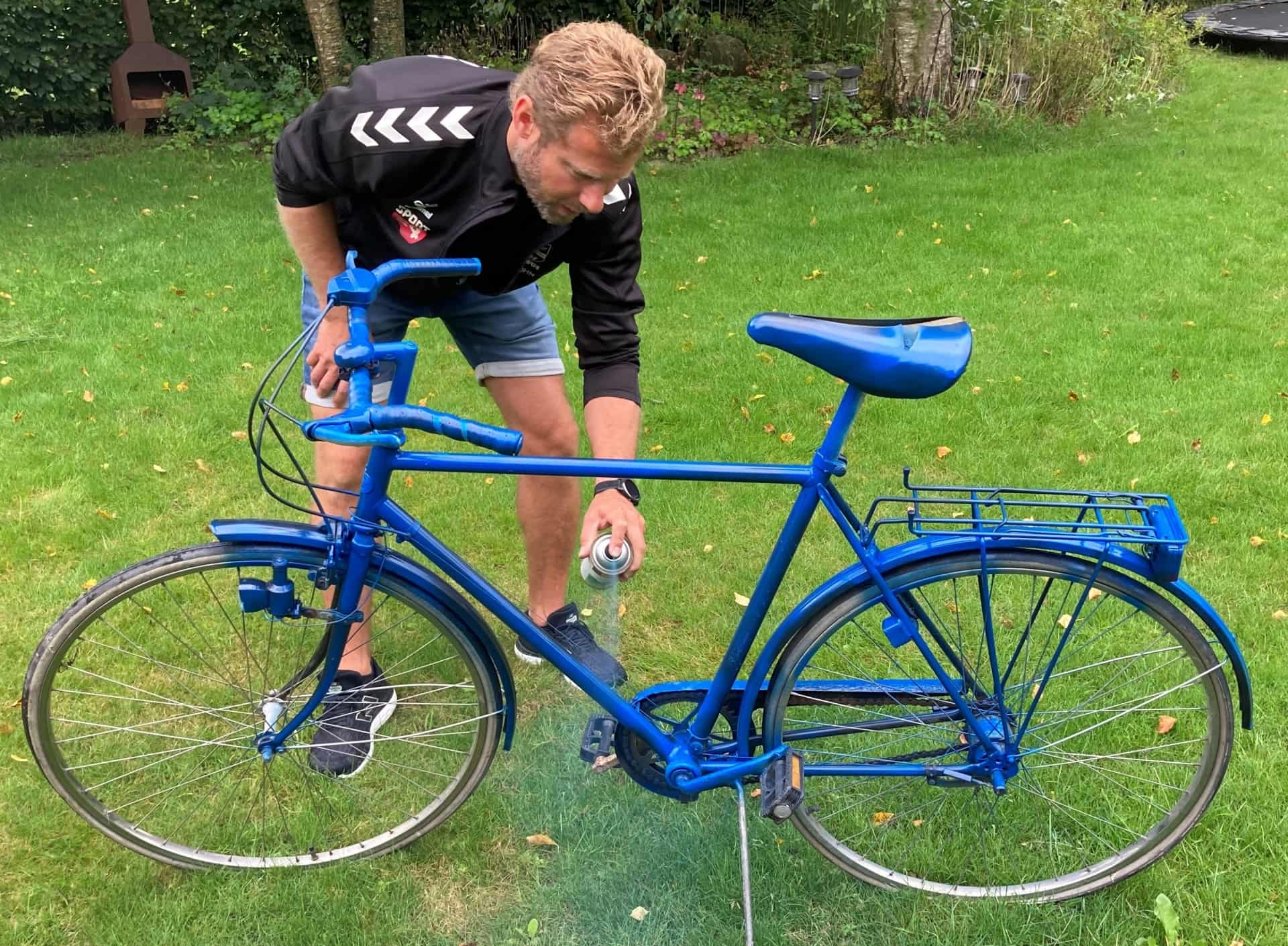 Gamle cykler bliver blå blikfang i bybilledet: Her gør de klar til den ...