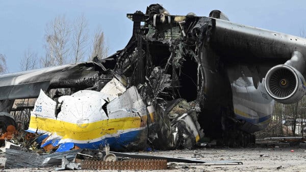 Ukraine mistænker sine egne efter ødelæggelse af verdens største fly ...