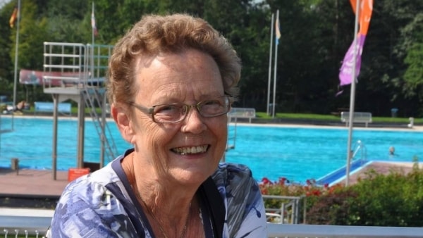 Anne-Grethe cyklede ofte gennem Ansager med sin skrigrøde cykelhjelm ...