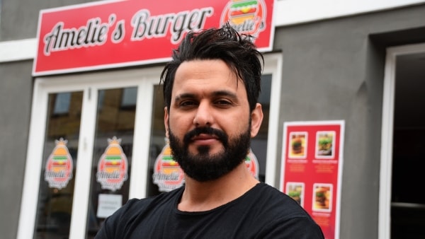 Ali laver dressingen selv: Åbner Faaborgs nye burgerbar | ugeavisen.dk