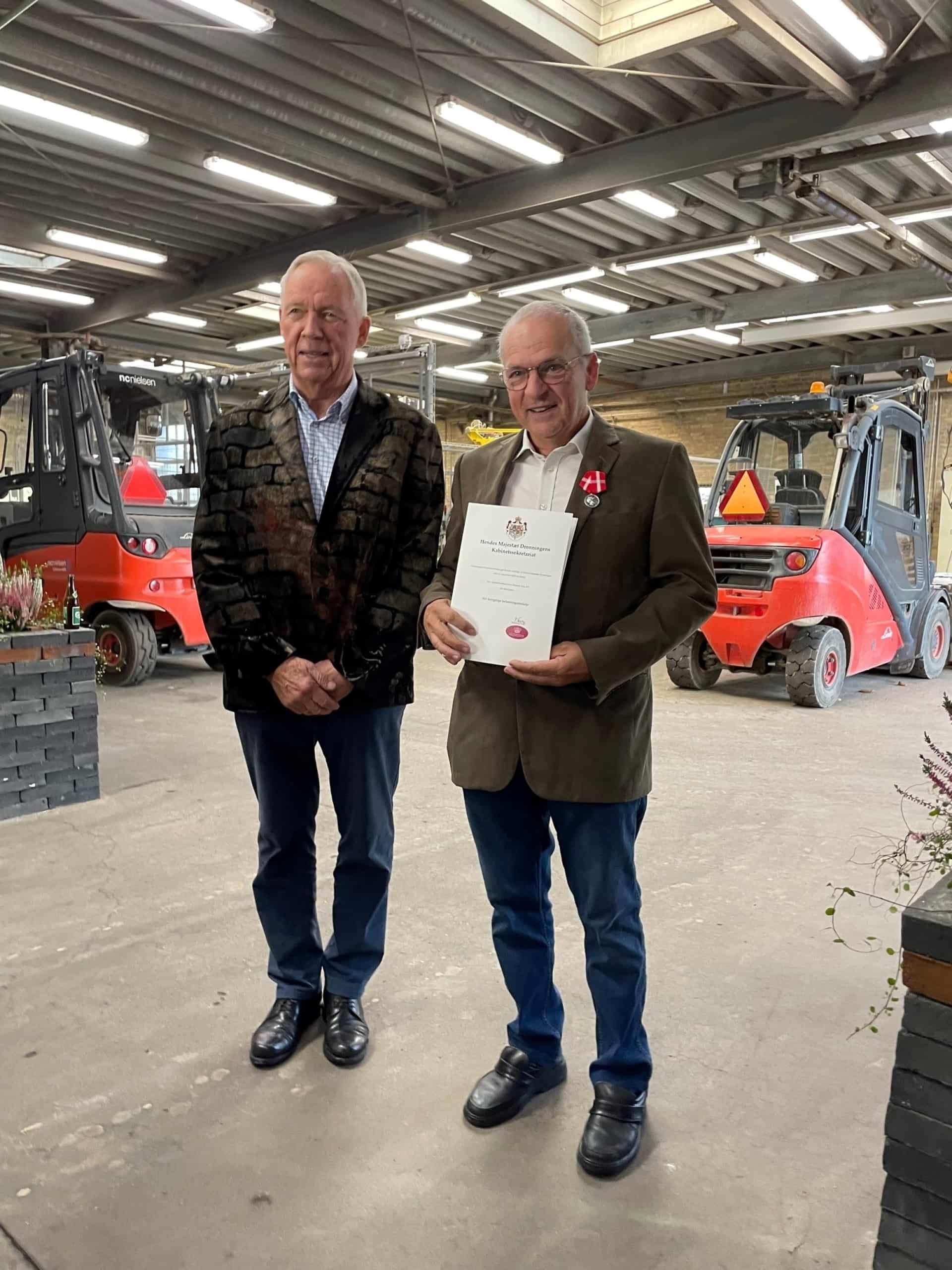 Mangeårig teglværksarbejder hædret med dronningens fortjenstmedalje | jv.dk