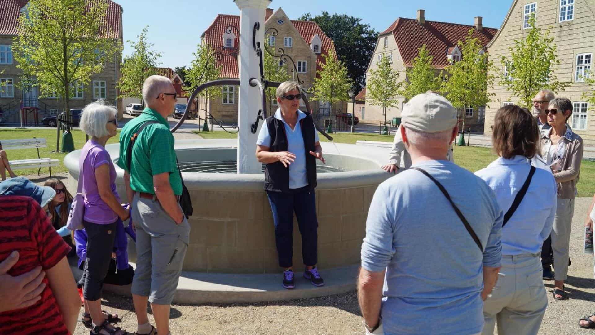 SE BILLEDERNE: På byvandring i Christiansfeld | ugeavisen.dk