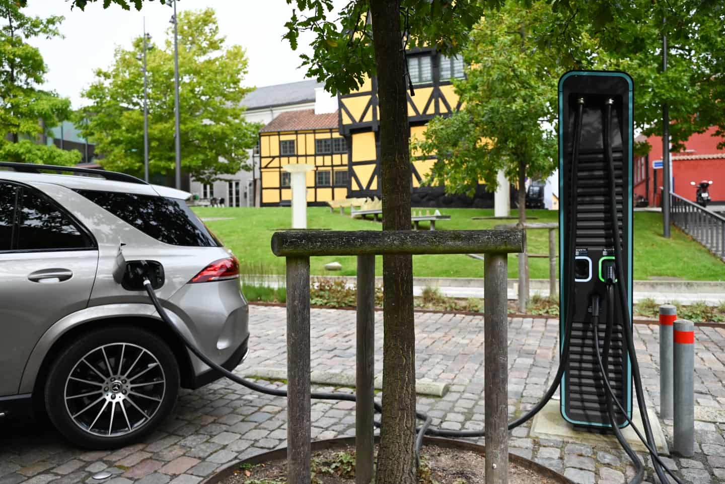 Kører du elbil?: Nu kommer der flere ladestandere i både by og opland - se hvor på kortet her ...