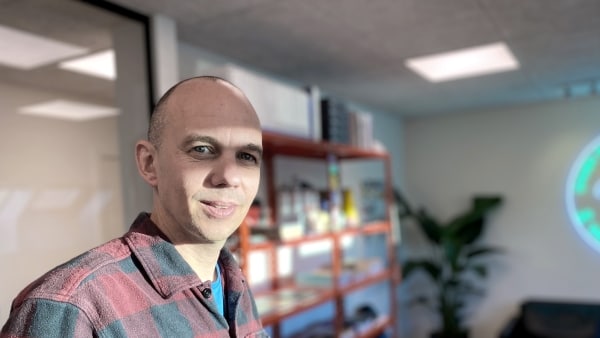 Lars er verdensmester i at regne baglæns og vil gerne gøre sit bureau ...