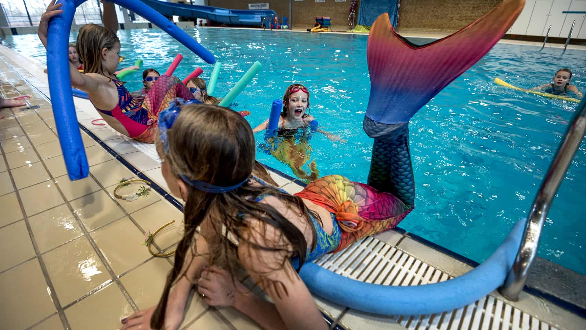 Havfruer boltrer sig i svømmehallen: - Det er smadder sjovt | ugeavisen.dk