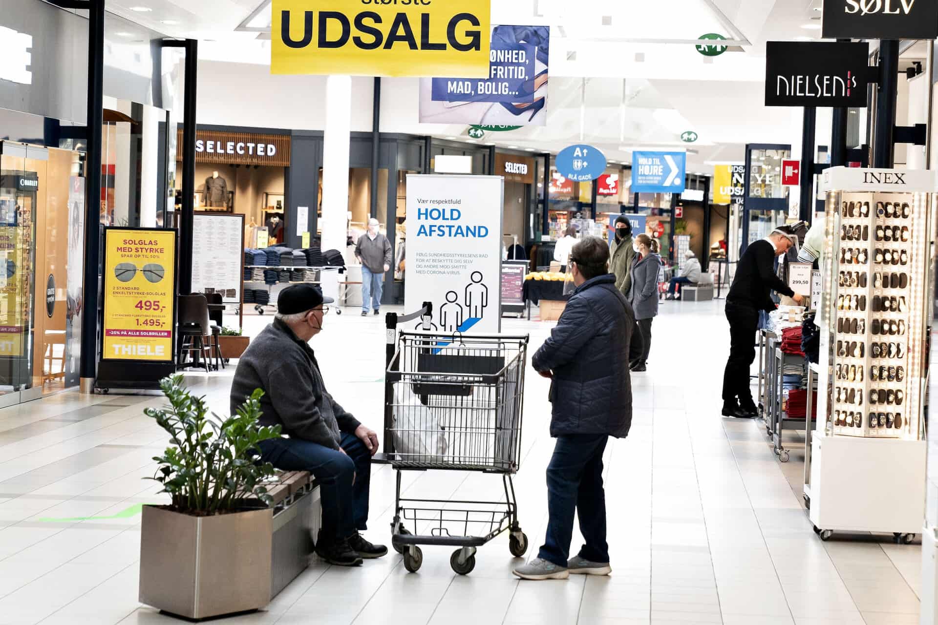 Mundbind og coronasmitte gav mavepuster til butikkers julesalg ...