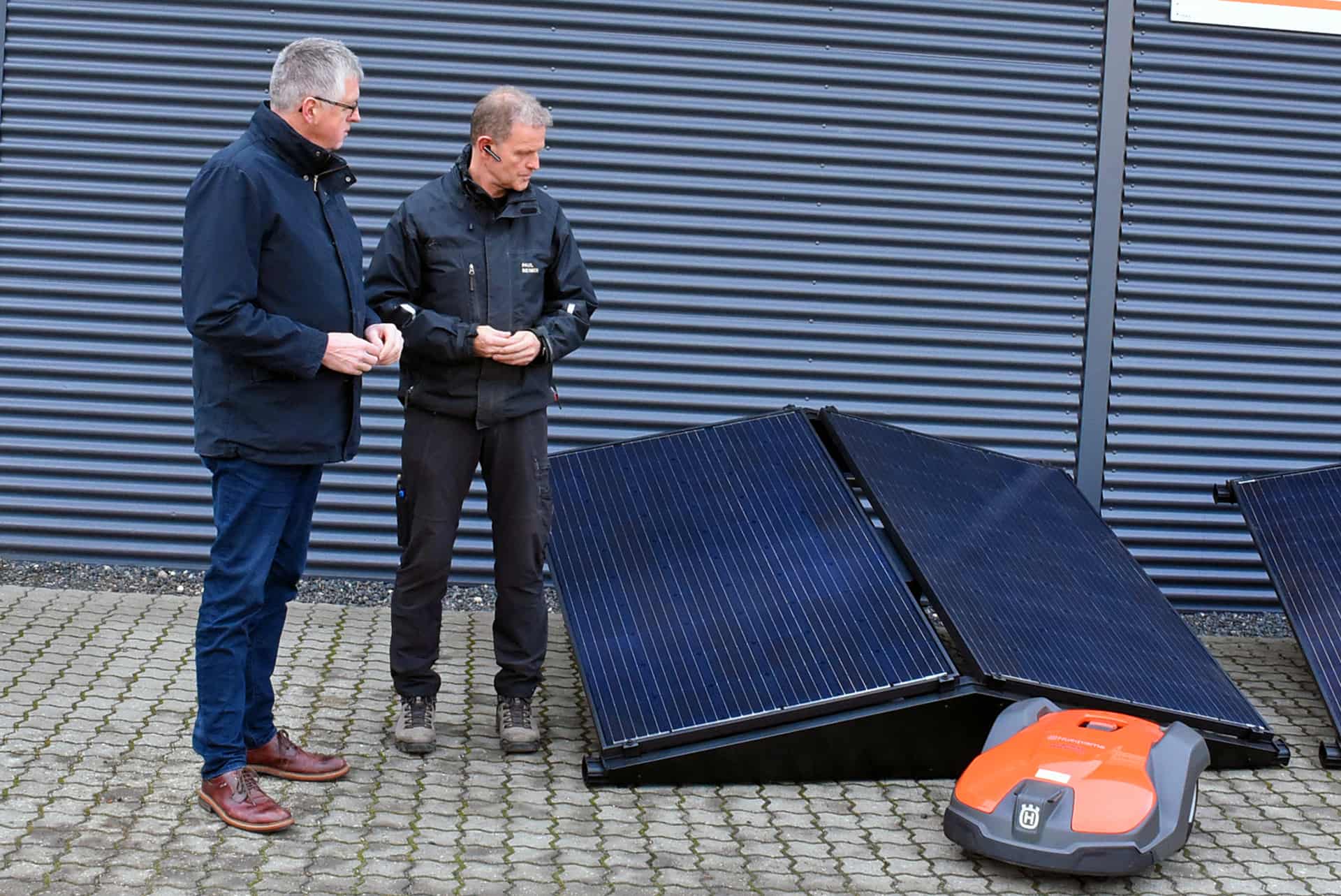 Kører på solceller: Grønne robotter slår græs | ugeavisen.dk