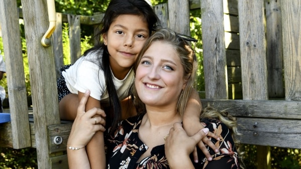 Saras børn er mørke i huden, og racisme som "abehænder" og "sort abe ...