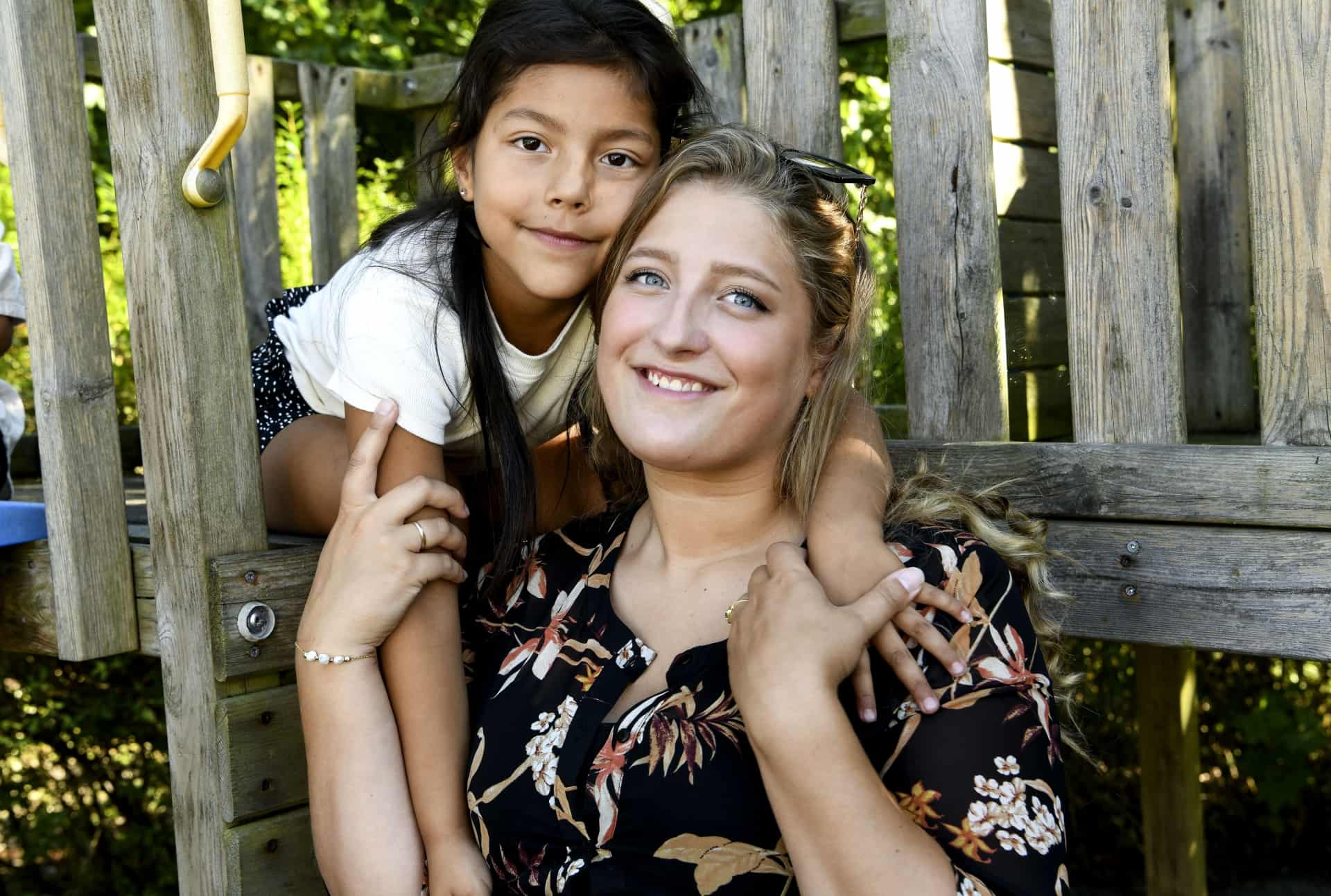 Saras børn er mørke i huden, og racisme som "abehænder" og "sort abe ...