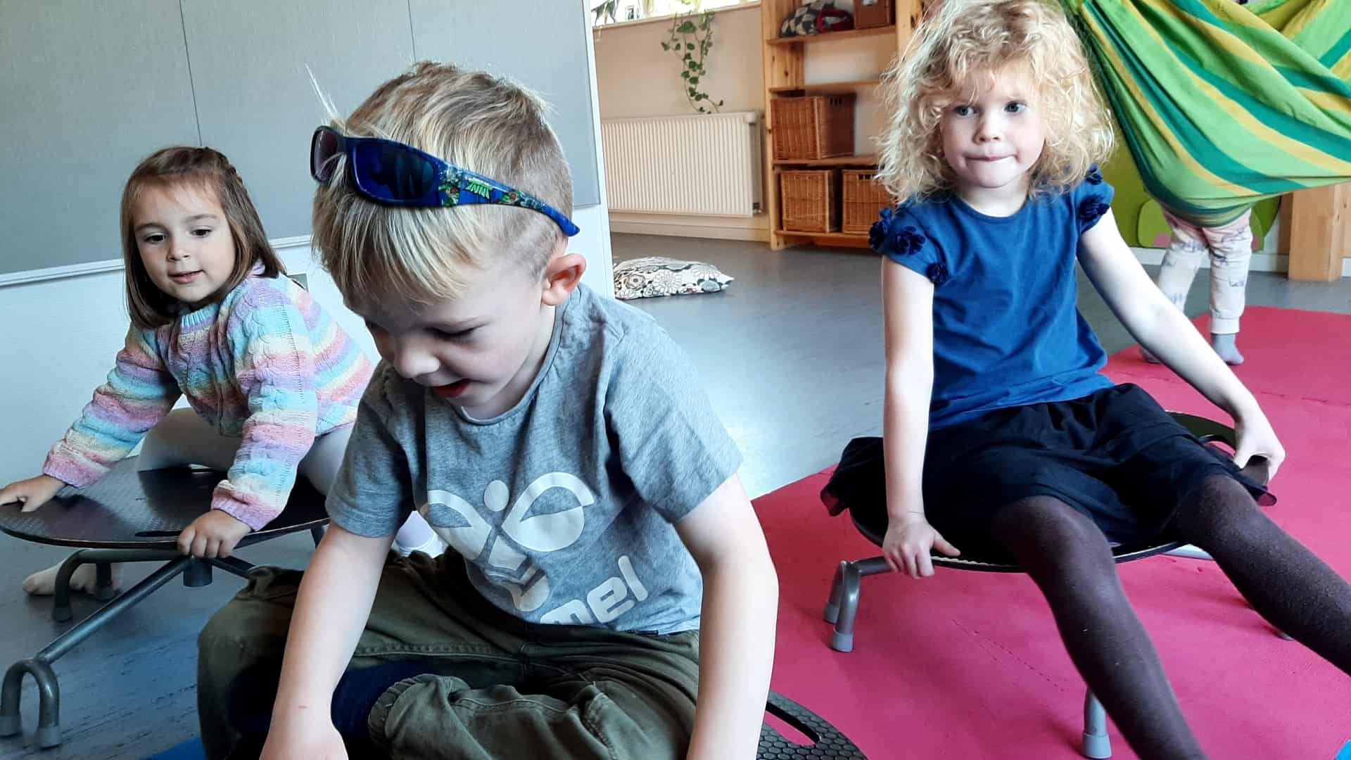 Hvem vil strikke sokker til Sara, Sune og Signe: Børnehave har skruet ...