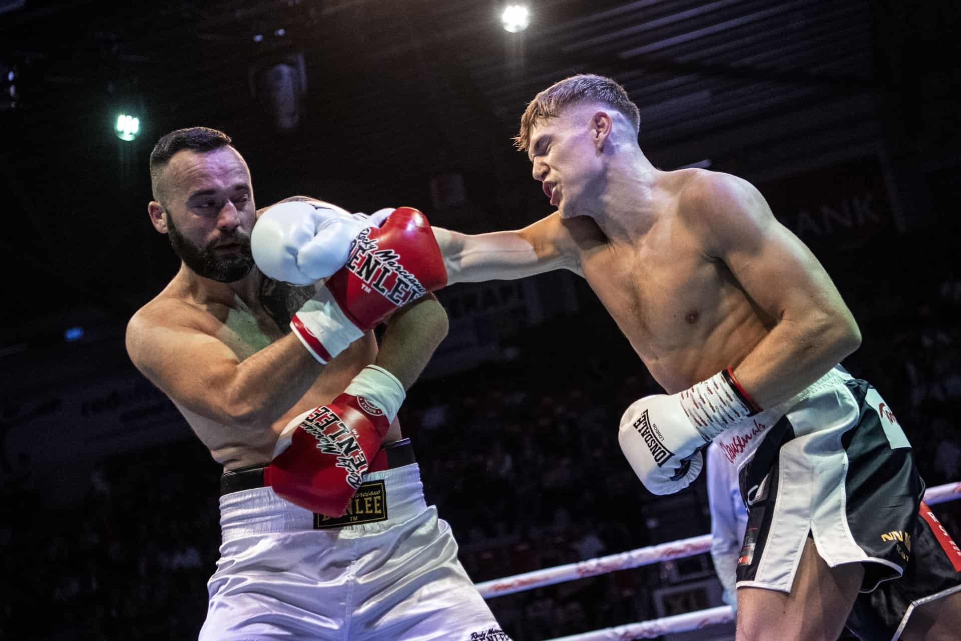 Jacob Bank blev skadet få uger før boksekamp: Alligevel slog han sin ...