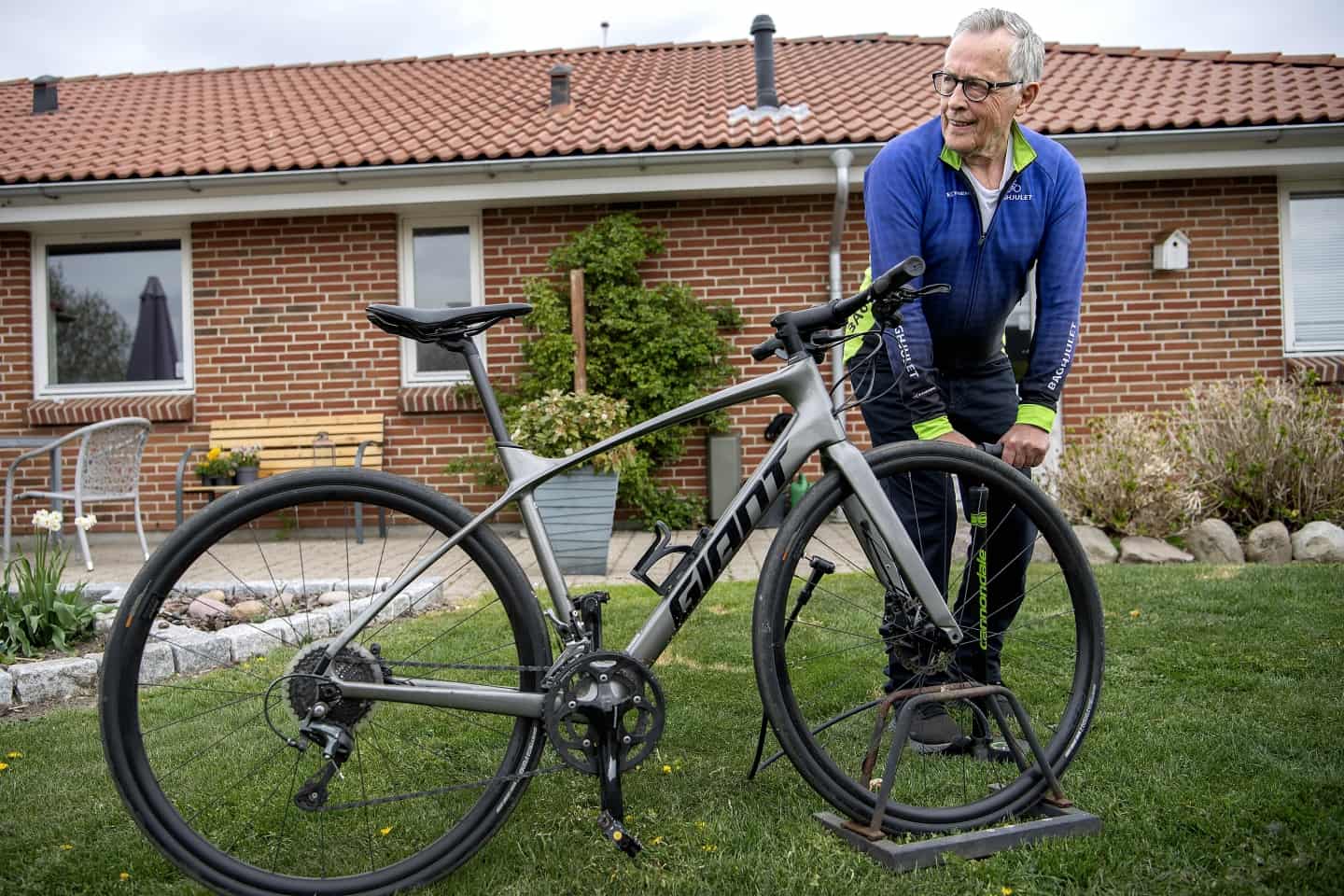 Da Carl Ove stod i sit livs største sorg, kom hjælpen fra en helt ...