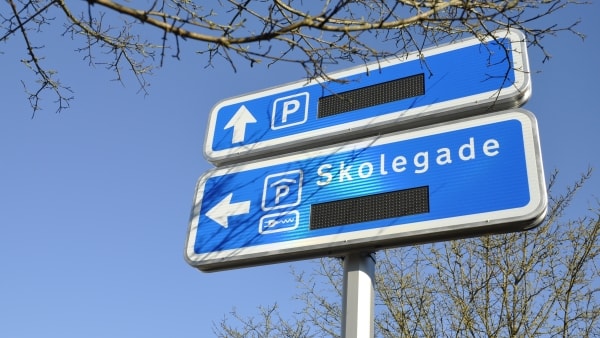 Nye p-skilte bliver snart tændt: Skal sikre, at bilister altid kan ...