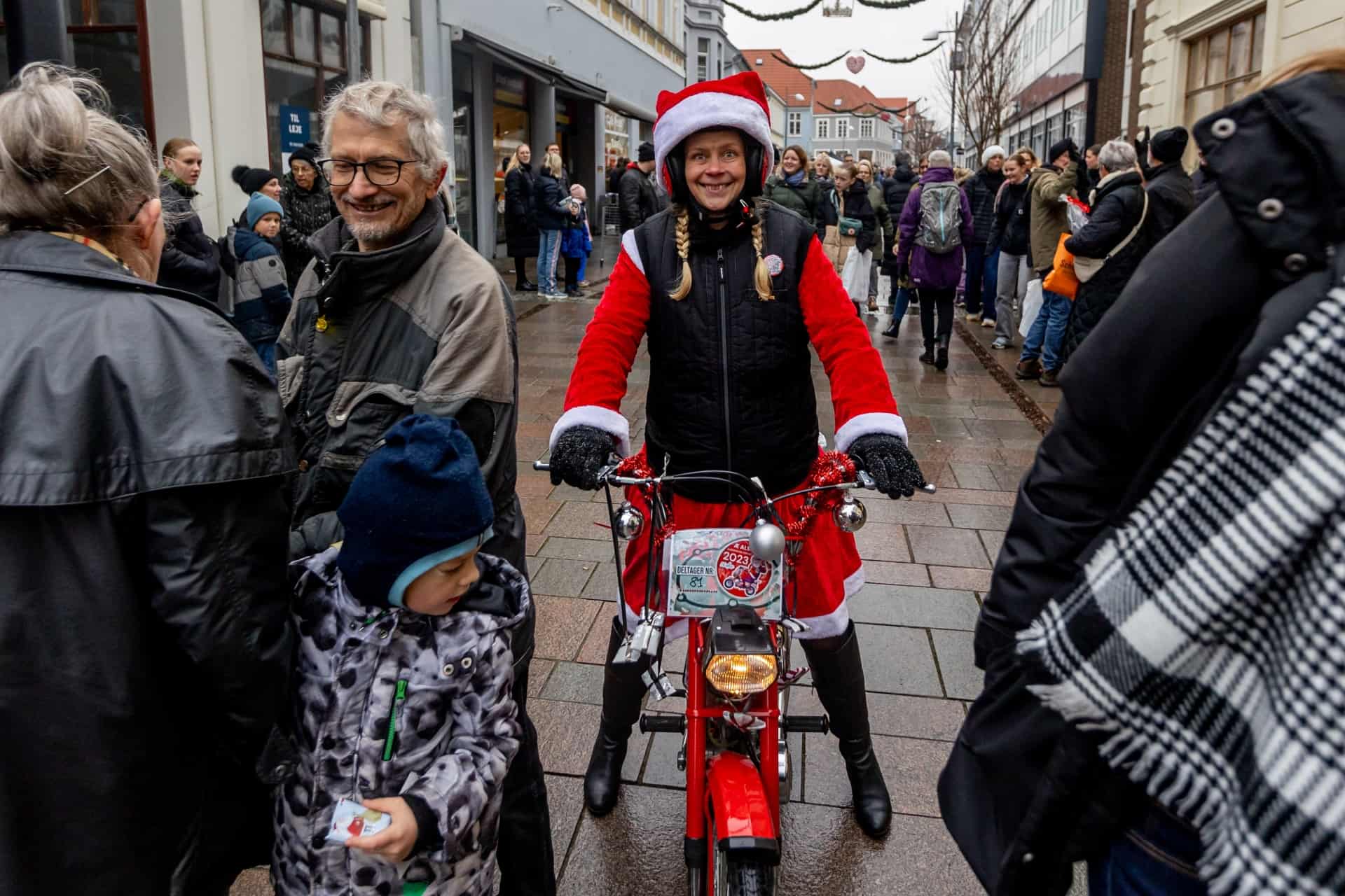 Se de sjove billeder: Rekordmange julemænd gav den gas i Sønderborg | jv.dk