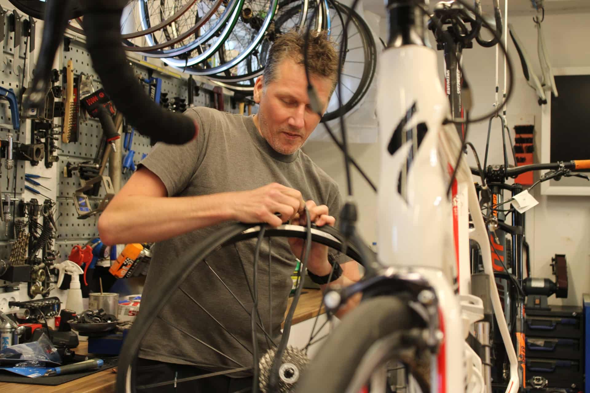 Jan Lindberg var med til Tour de France som cykelmekaniker to gange ...