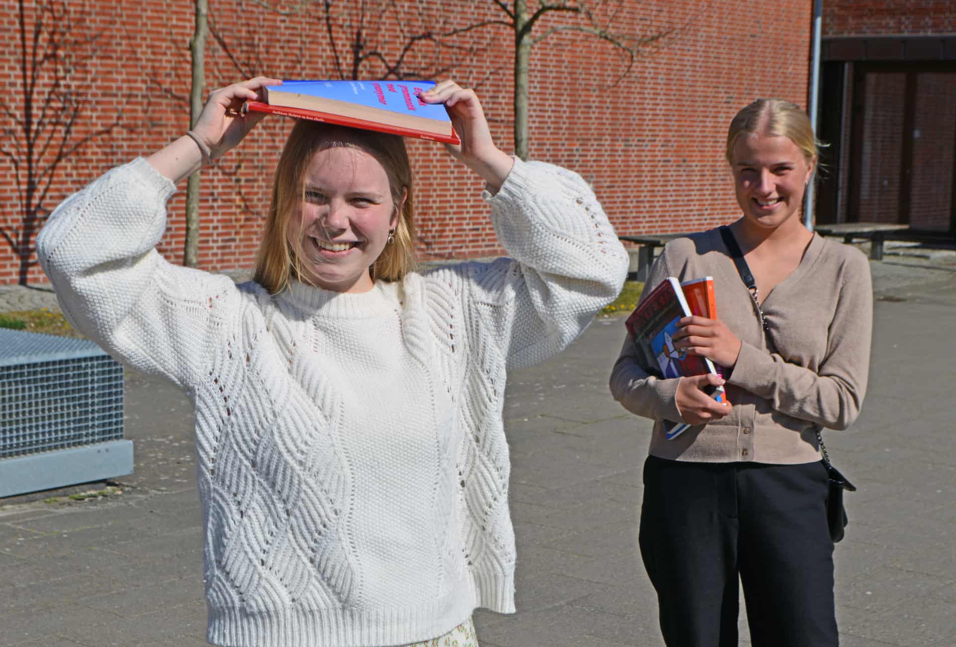 Der kommer ikke en ommer for Katja og Emma, der bliver studenter uden ...