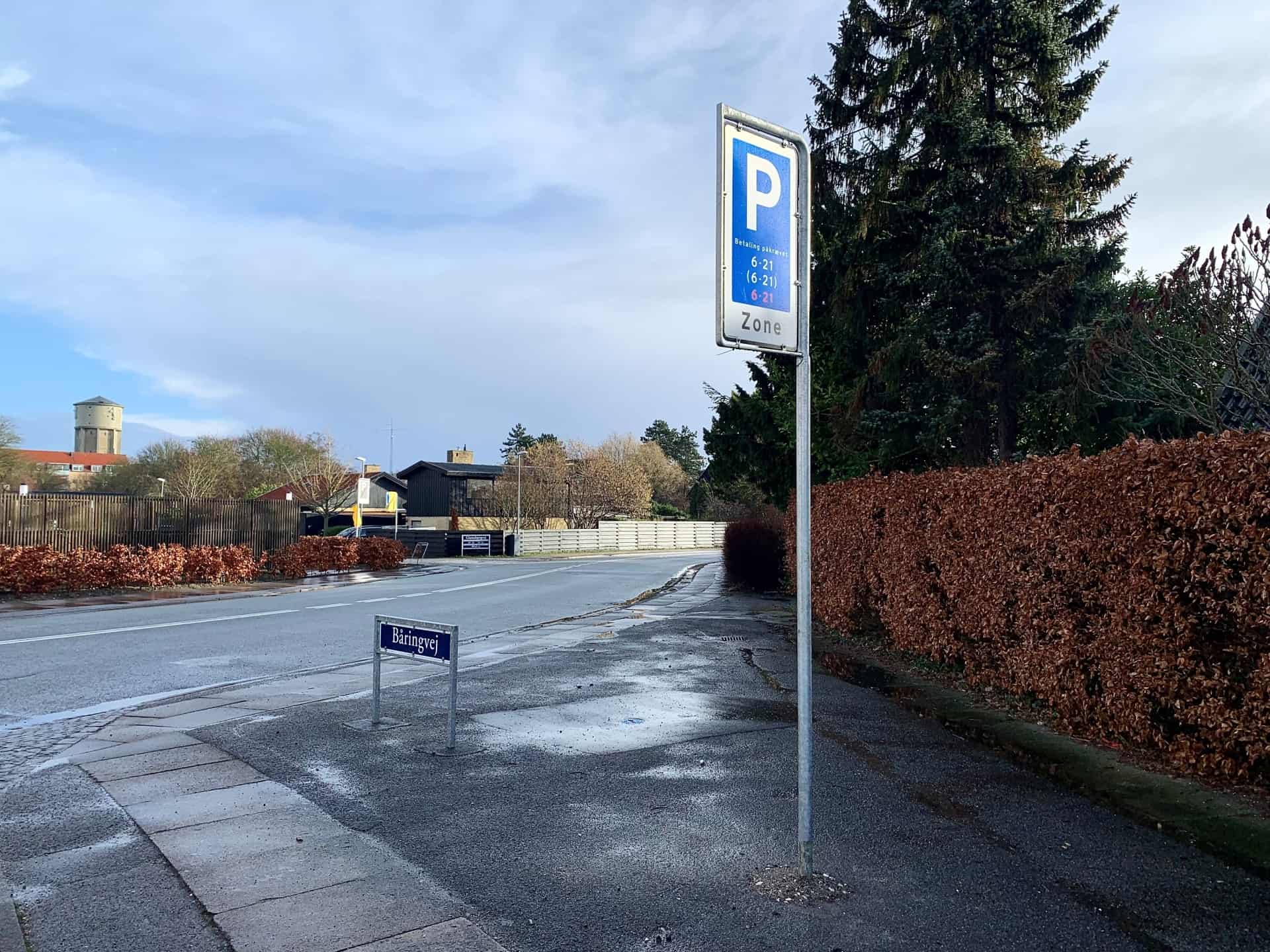 Kaotisk start på parkeringsordning: Skilte vendte forkert og der ...