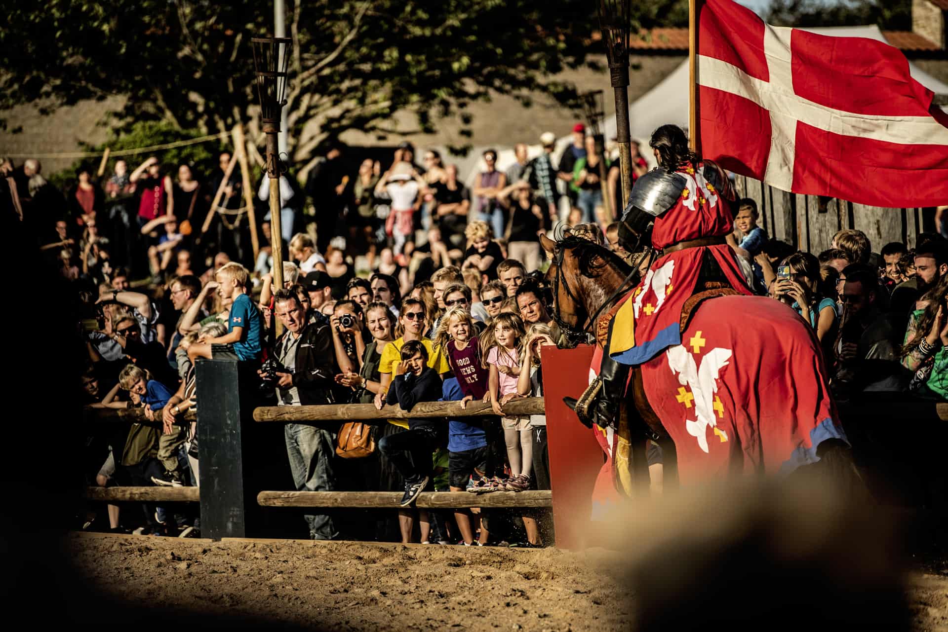 Nye indslag på middelalderfestival: Du kan få sved på panden, blive underholdt af rovfugle eller ...