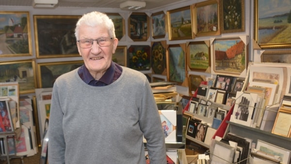 Verner er 84 og har været glarmester i 70 år: Han har ingen planer om ...