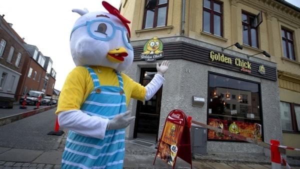 Levende kylling reklamerer for nyt spisested | ugeavisen.dk