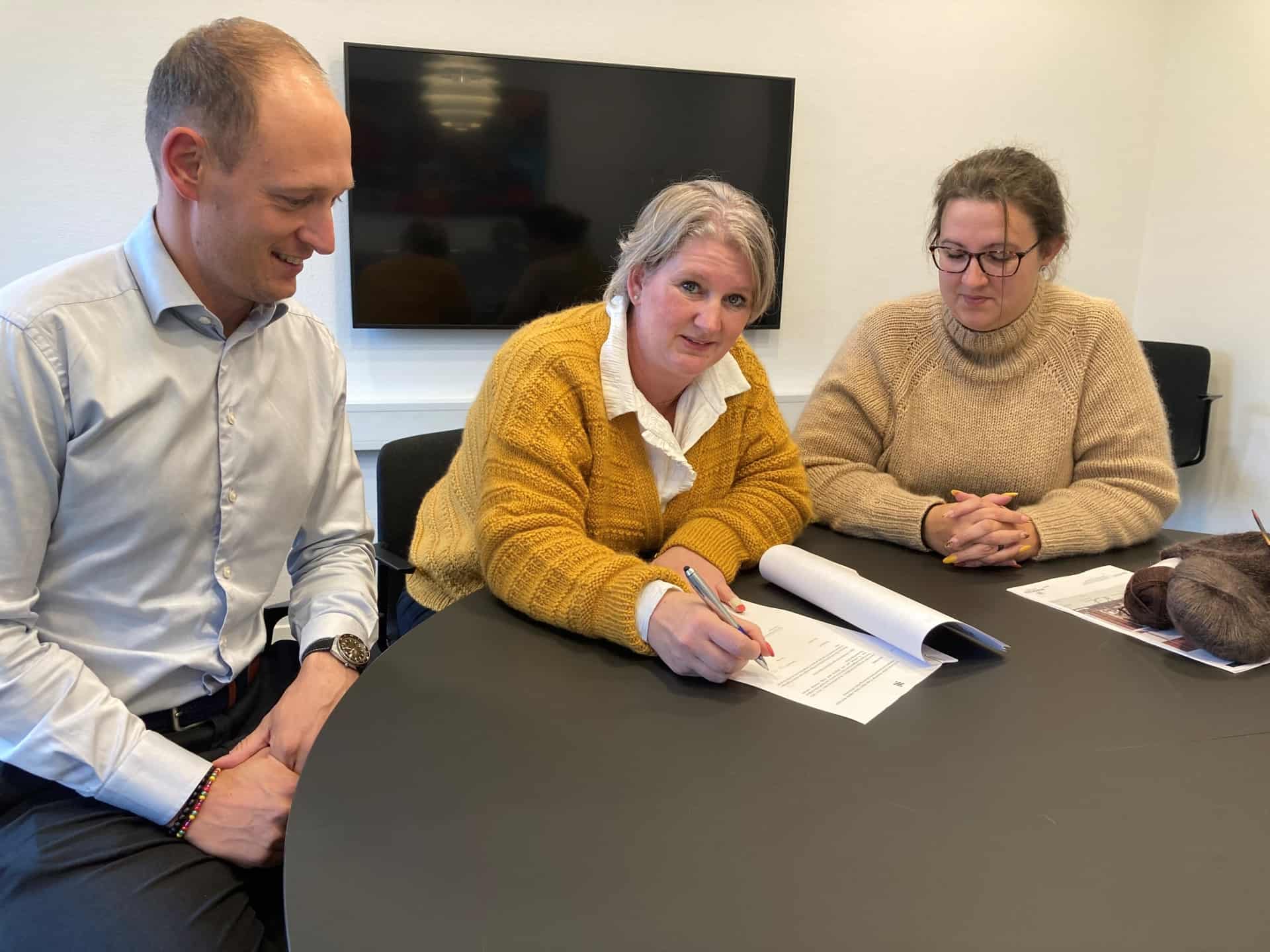 Garnbutik lukker, men ny underskrift er på plads: Avisen følger helt tæt, hvordan det går med ...