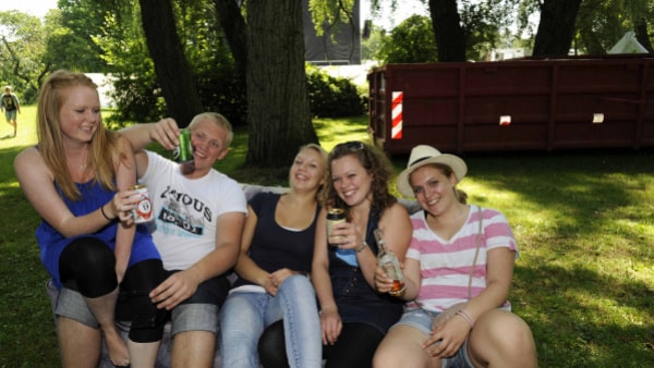 Udenfor er der også fest | jv.dk