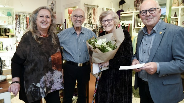 Hanne og Jan hædret: Over 50 år med butik i midtbyen | stiften.dk