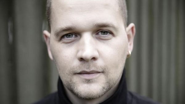 Søren Mau fortæller om Marx' teorier i Faaborg Folkeuniversitet ...