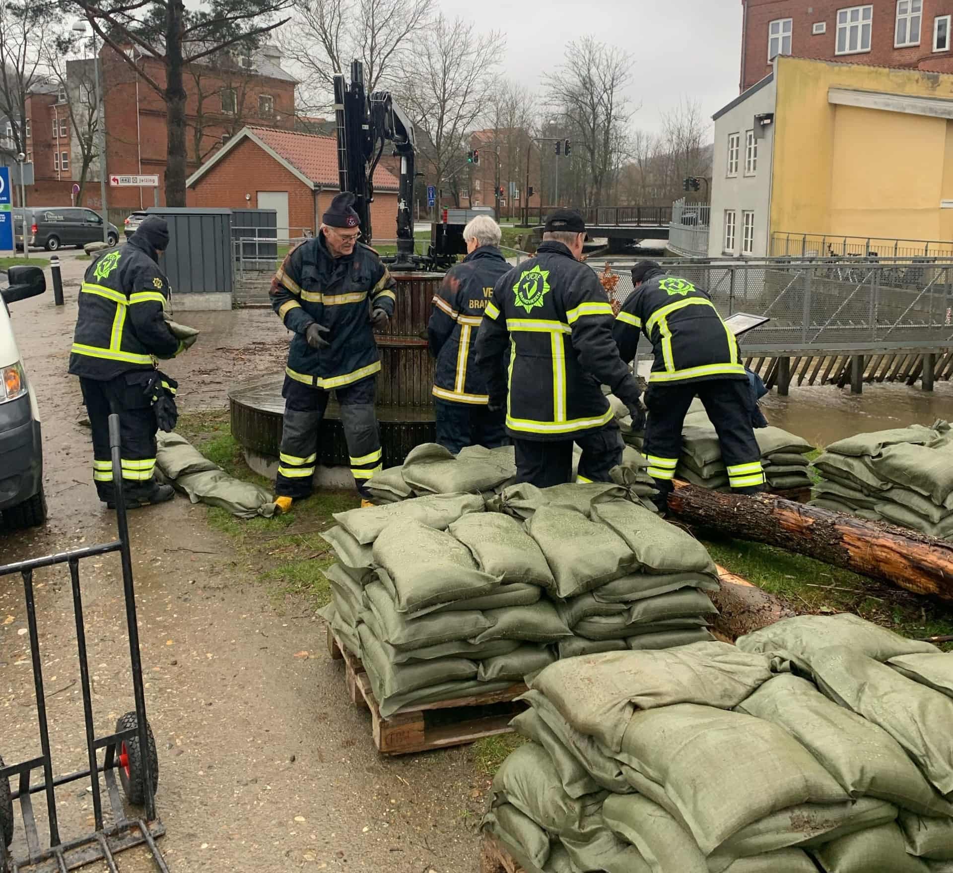 Se billederne fra stormen: Bunkevis af sandsække skal forhindre ...