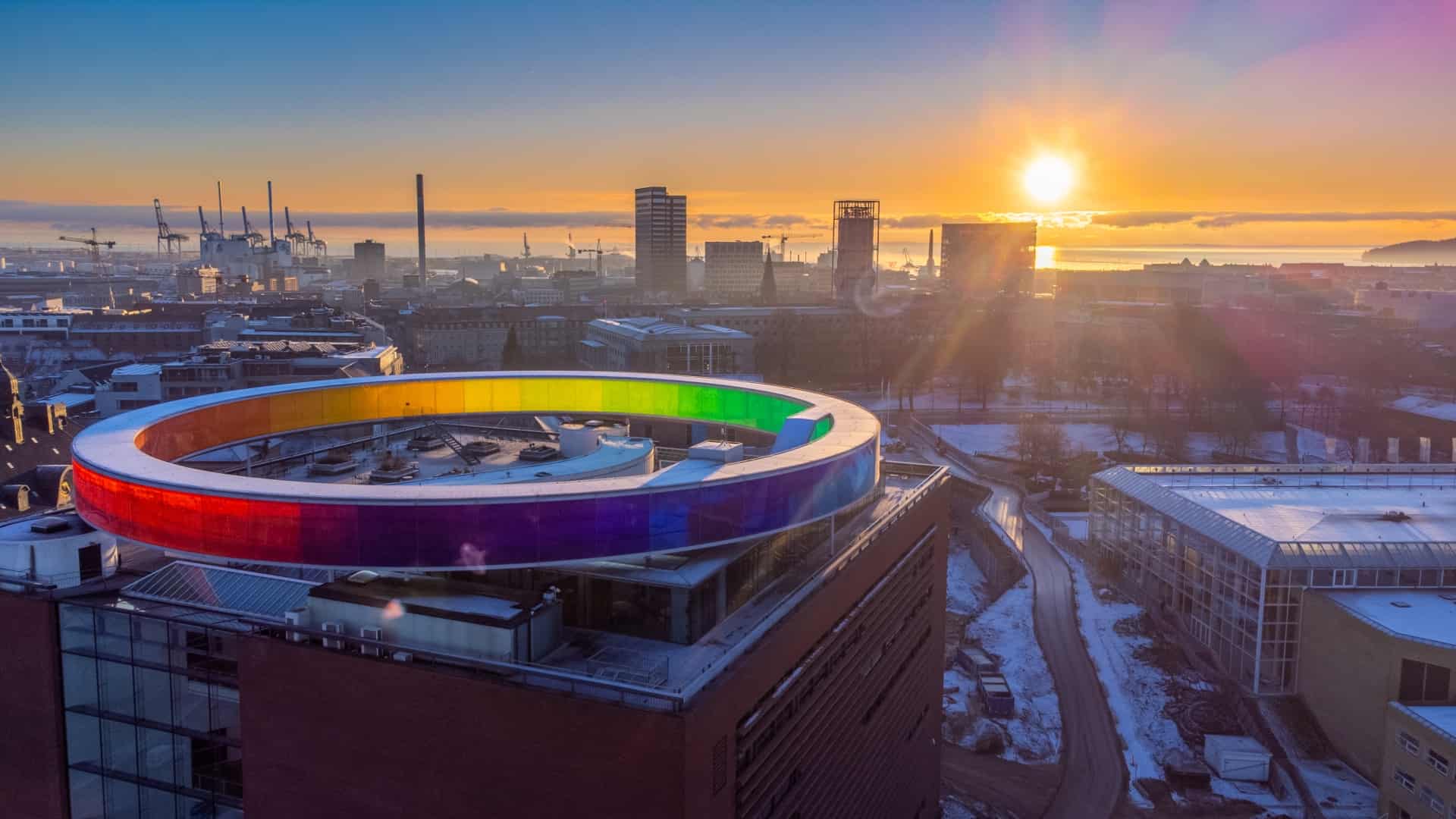 Se din by fra tårnets top: Dennis sender dronen i luften og skaber de ...