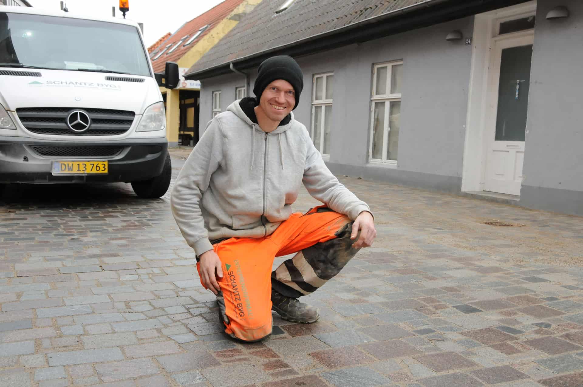 Brolæggerne har sat et stensikkert aftryk i Varde midtby:Et år på knæ ...