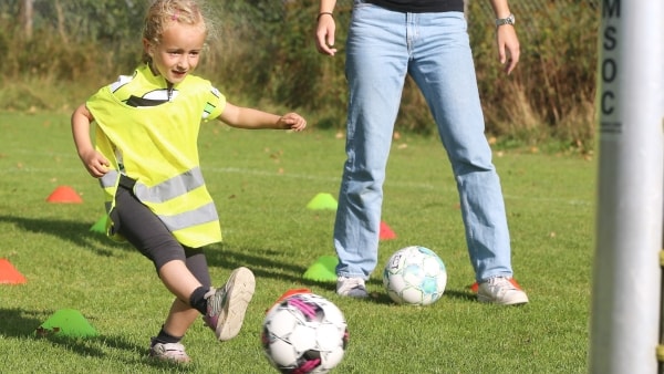 Fodbold på skemaet: - Det sjoveste er at skyde bolden ind i målet | frdb.dk