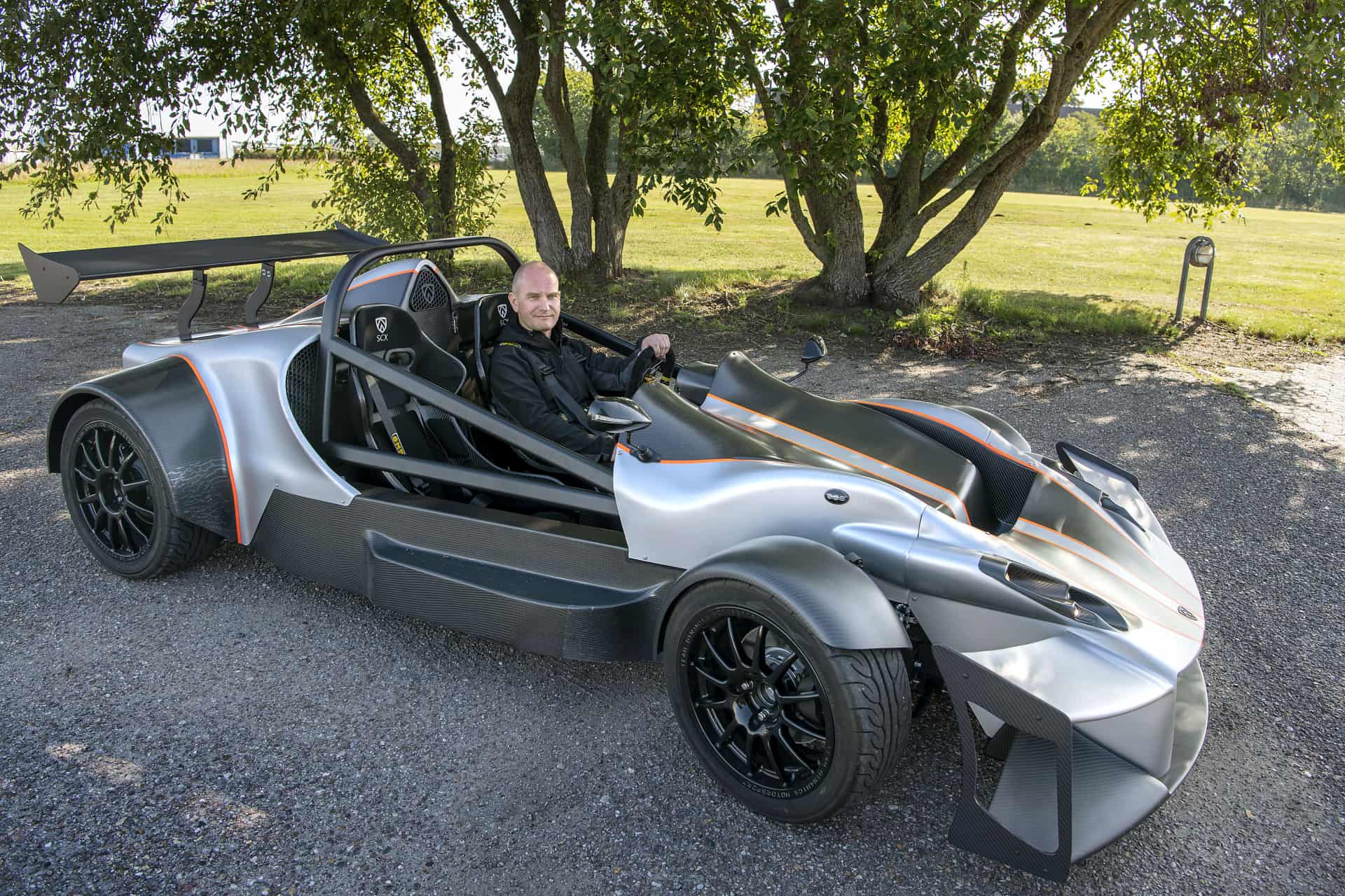 Se video: Tim Hansen laver håndbyggede gaderacere til 1,5 millioner ...