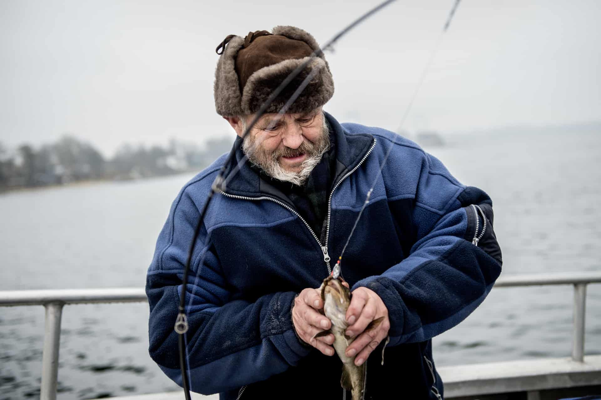 Kom med på torsketur: Ni mand tog ud i en kutter og fangede små torsk ...