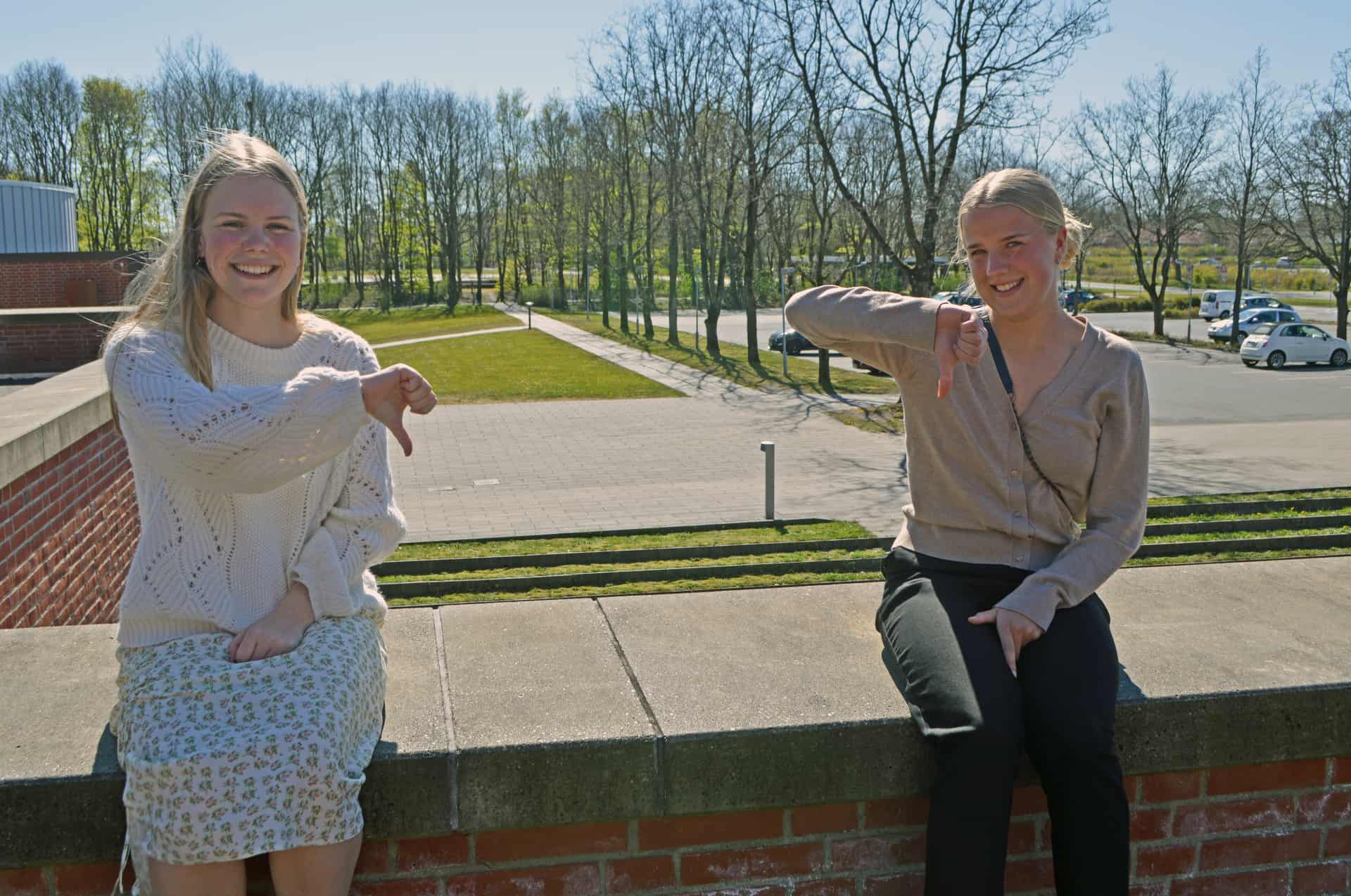Der kommer ikke en ommer for Katja og Emma, der bliver studenter uden ...