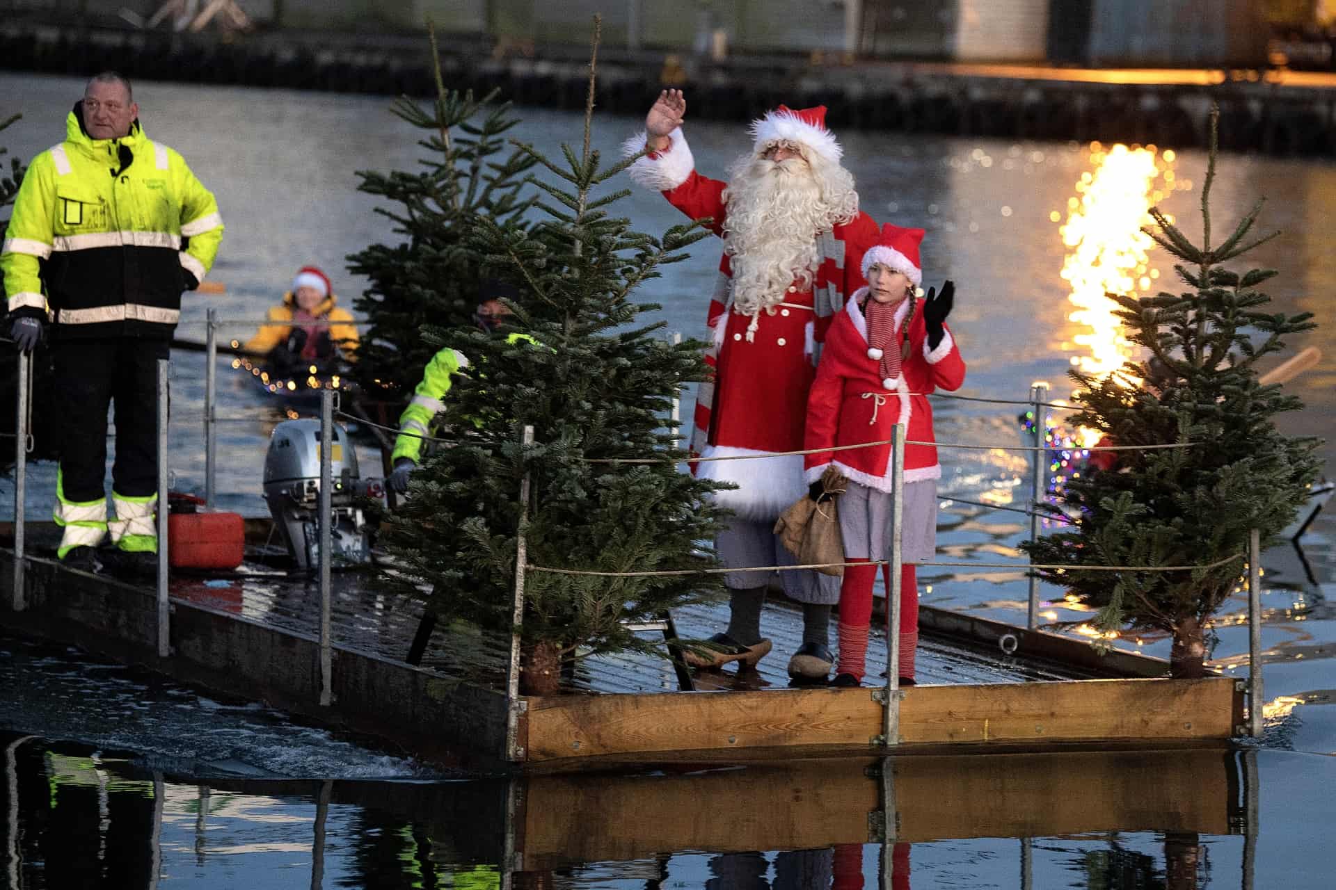 Se billederne: Julemanden og byens børn talte ned, og så kom der lys i ...
