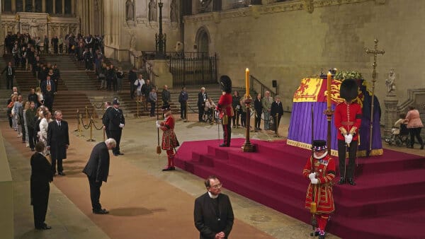 Tusindvis af briter i lang kø venter på at sige farvel til Elizabeth ...