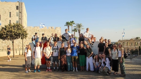 Efterskoleelever i Israel bliver fløjet hjem tirsdag: Her vil psykologer stå klar | stiften.dk