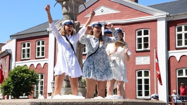 SE BILLEDERNE: Studenter festede om Ribes springvand | ugeavisen.dk