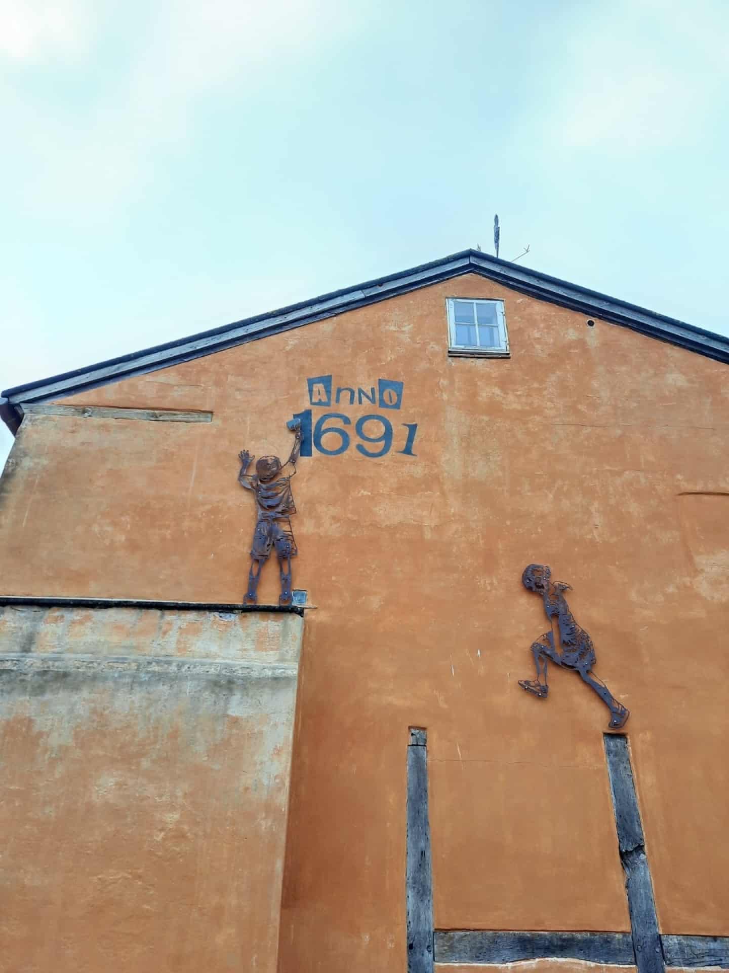 Hans navn og udseende er en velbevaret hemmelighed: Nu har han lavet et ...