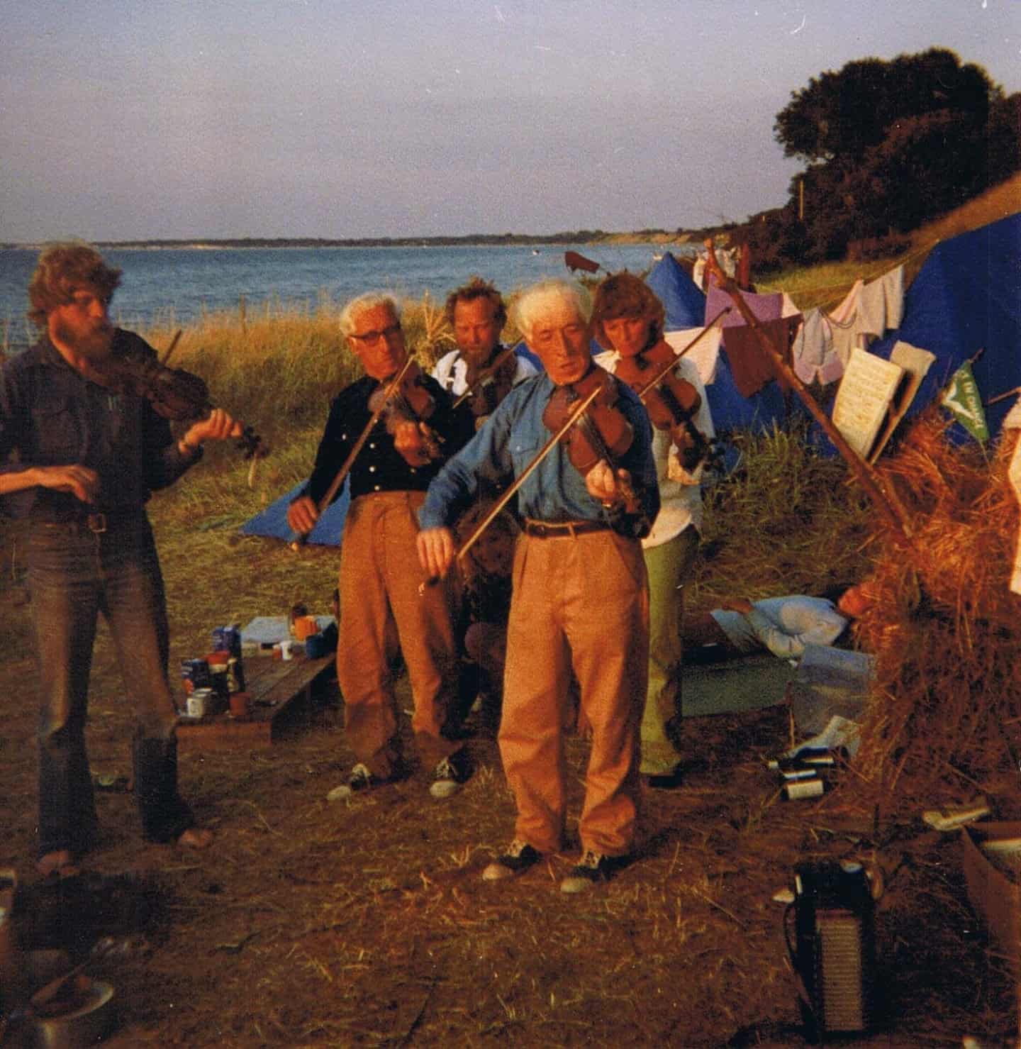 Historiske fotos med nye øjne: Sankthansaften på stranden | ugeavisen.dk