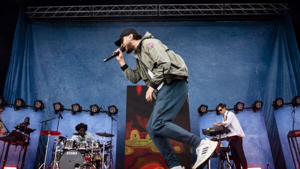 Dansk rapper aflyste koncerter for at være med til fødsel | jv.dk