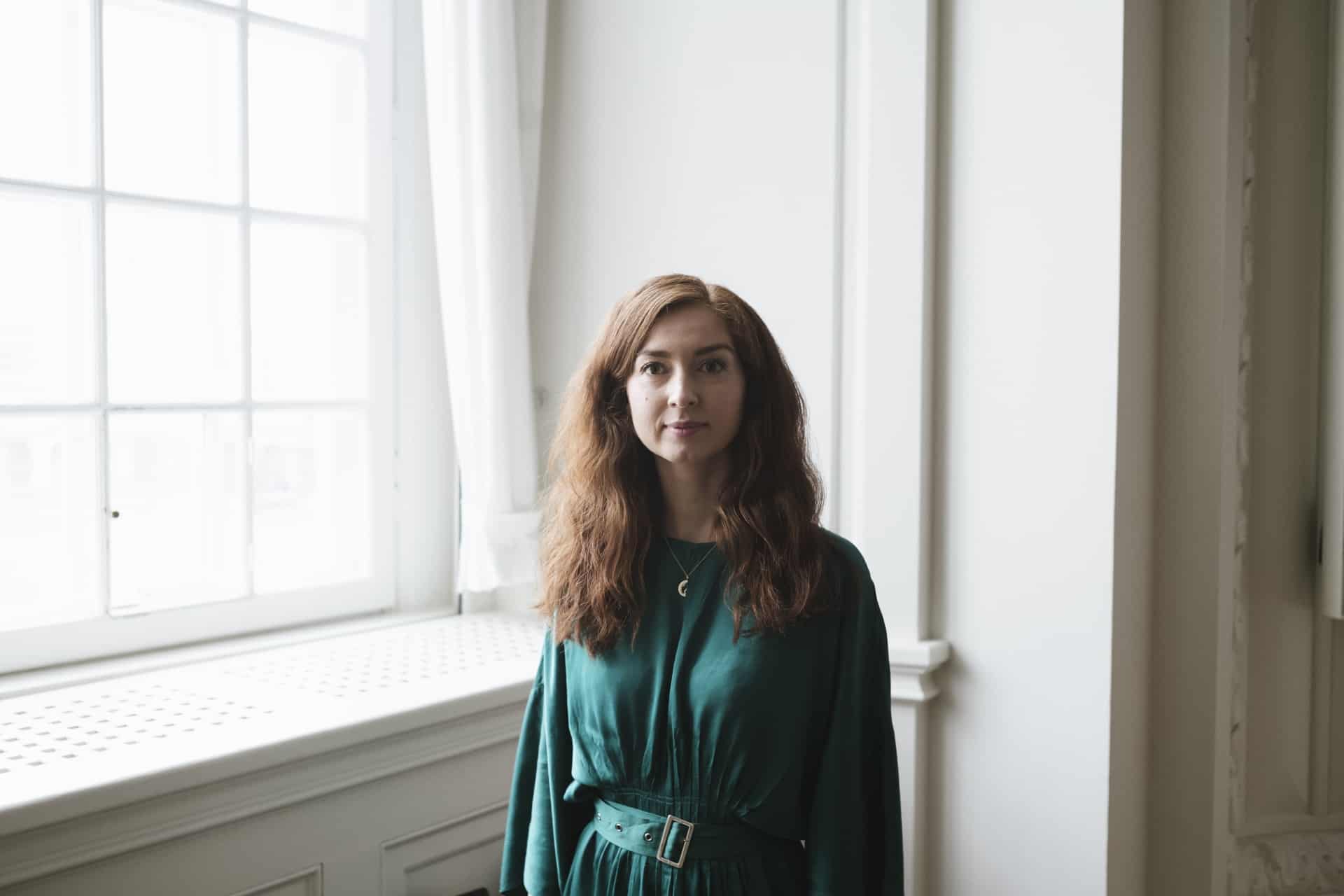 Når de afgørende beslutninger skal tages, banker de på hendes dør ...