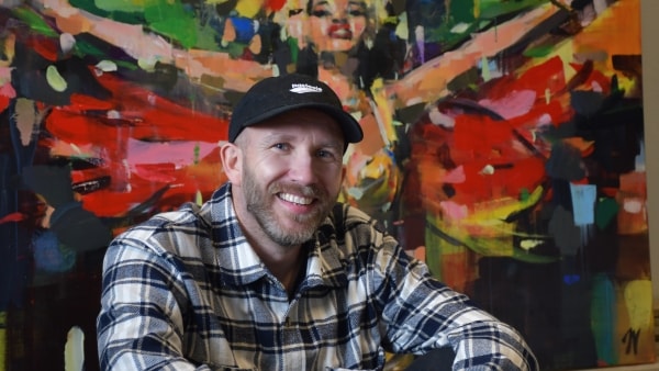 Jeppe maler cover til Danmarks mest streamede rapper | ugeavisen.dk